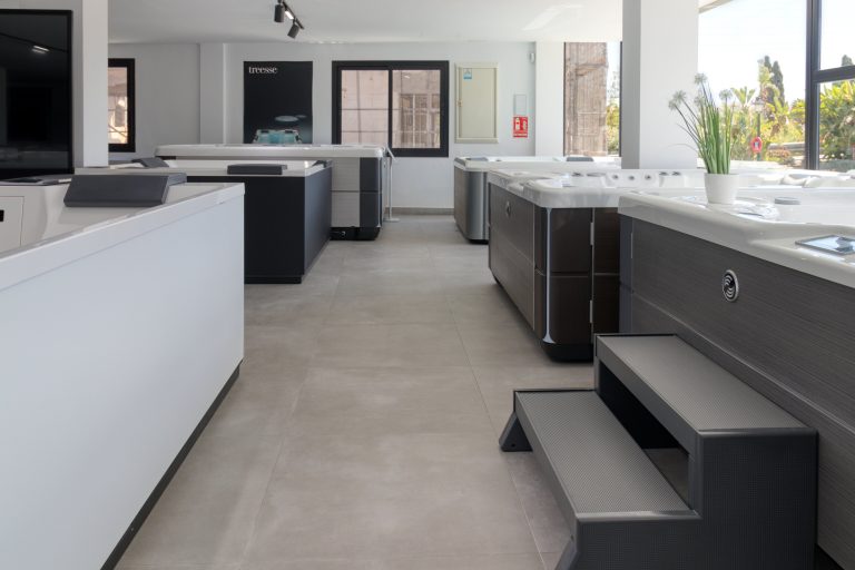 Showrooms | Hot Tubs | Swim spas | Jacuzzis · AQUAPOOL SPAS